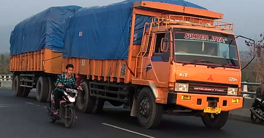 truk gandeng Mitsubishi Fuso 220Ps.., ngeden di Fly Over Klonengan ...