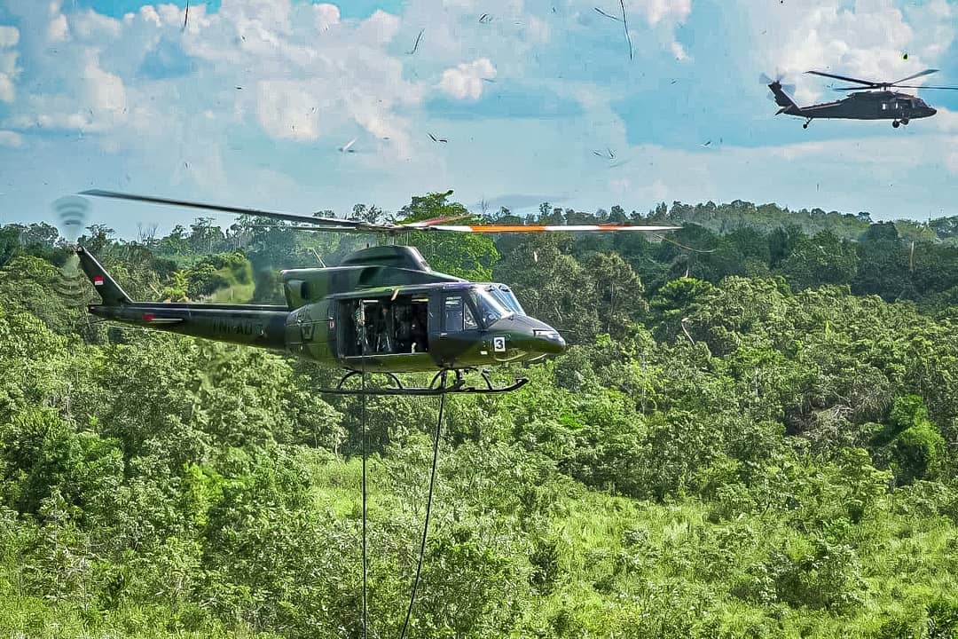 DEFENSE STUDIES: Aksi Helikopter Bell 412 dan Black Hawk di Latihan ...