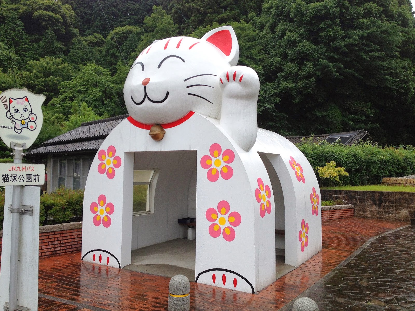From Japan With Love: Possibly the cutest bus stop in the world! Meow!!