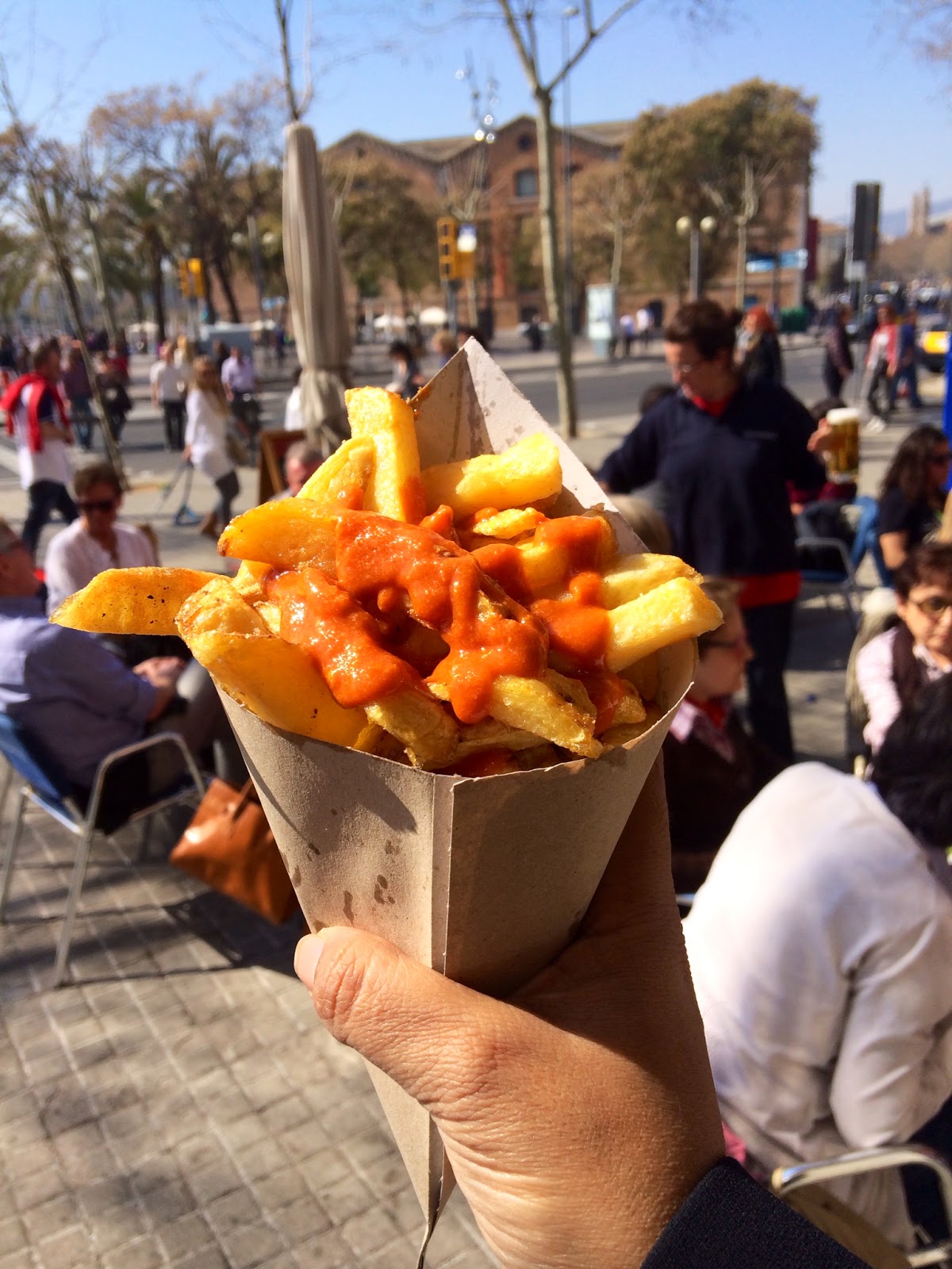 Las Fritas! Takeaway fries for the beach! | BELLE Barcelone