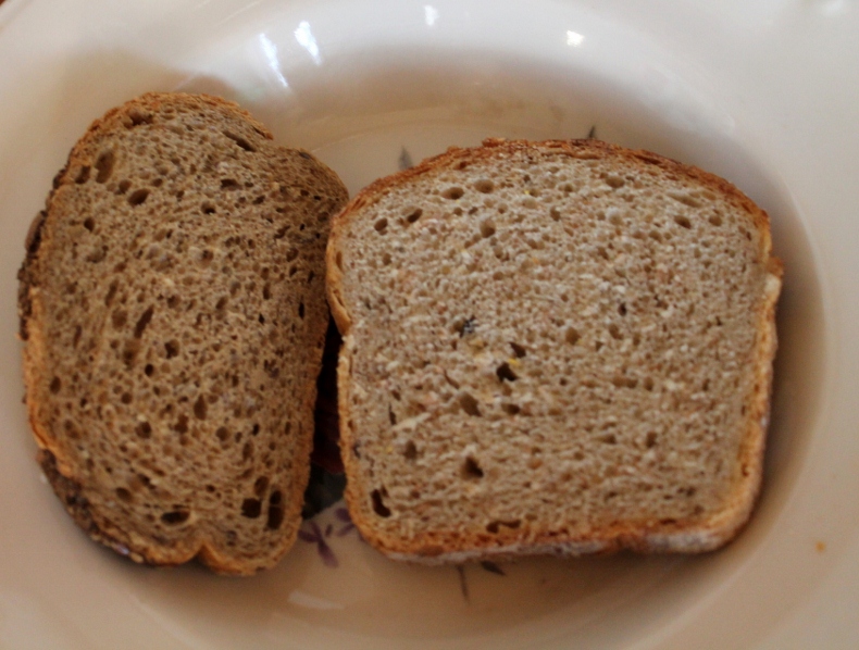 Ciekawostki dotyczące żywienia: Jak rozpoznać prawdziwy chleb razowy?