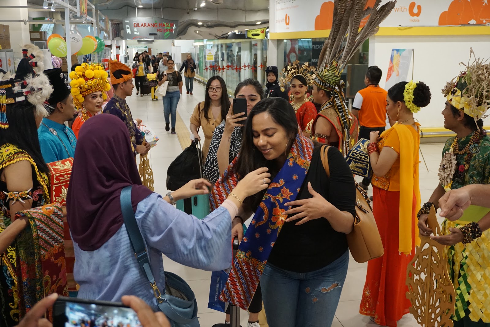 TOURISM MALAYSIA RAI PELANCONG DI PINTU MASUK UTAMA NEGARA SEMPENA ...
