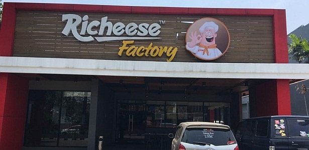 Revisual Neon Box Logo Chef Richeese Factory Majapahit Semarang