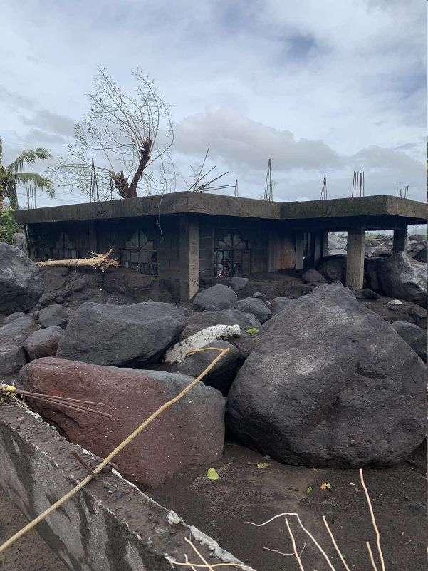 300 homes buried under huge rocks, lahar flow from Mayon