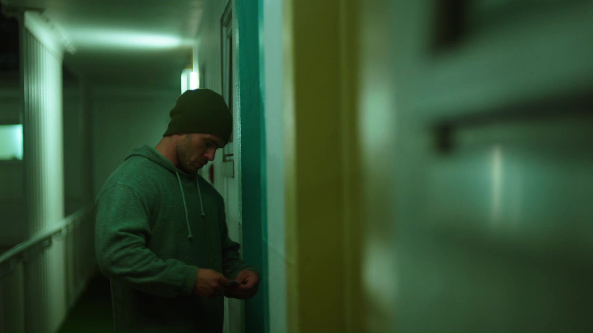 ausCAPS: Shawn Roberts shirtless in Motive 2-01 "Raw Deal"