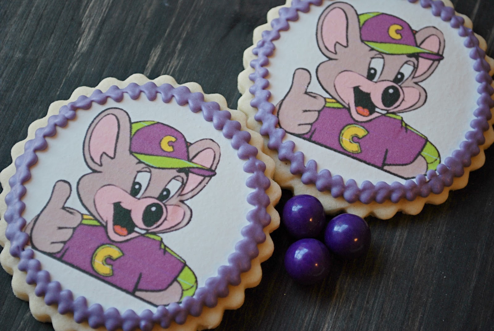 Sweet Goosie Girl: Edible Imaging & Design - Chuck E Cheese Cookies
