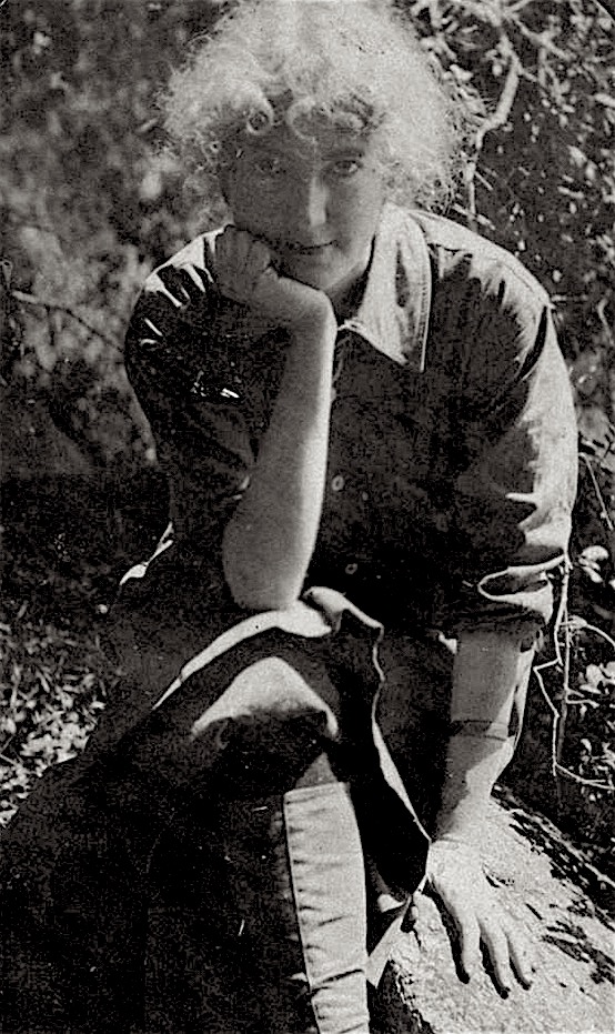 Go Ediciones: De campamento, por Nora May French