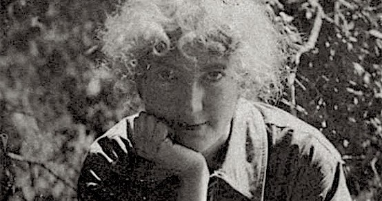 Go Ediciones: De campamento, por Nora May French