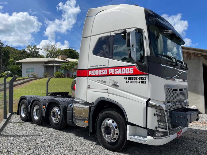 Mais potente do Brasil: Volvo FH 750 8x4 é colocado à venda