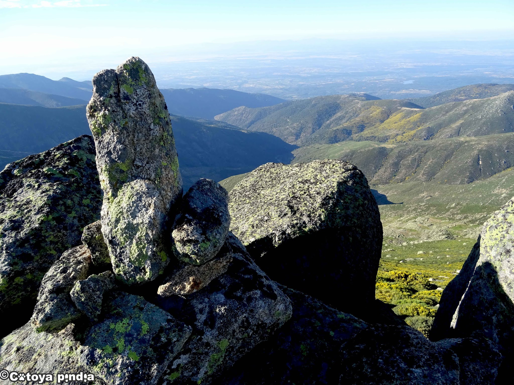 Laguna del Barco y crestería de La Covacha en la Sierra de Gredos
