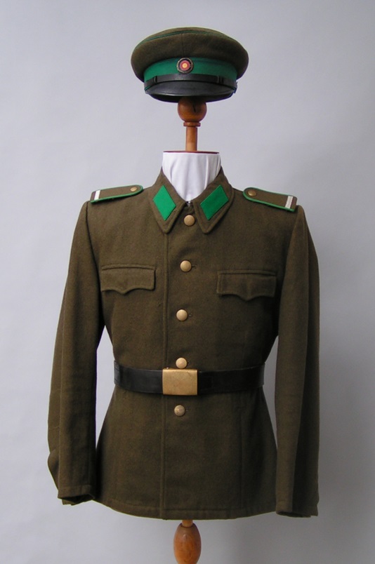 DDR Uniformen, Ausrüstung und Abzeichen: Uniformen aus dem Buch ...