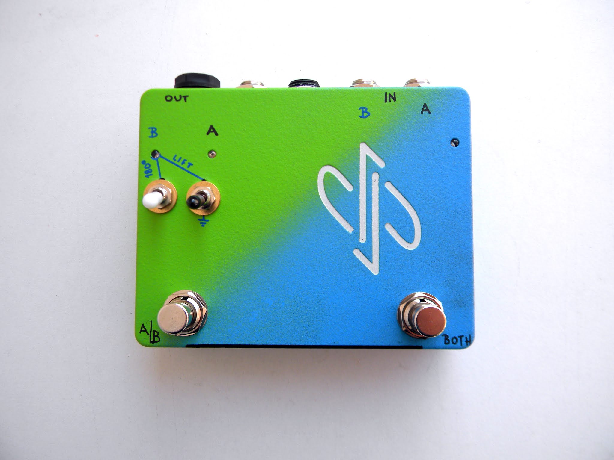 AB Box with 2 inputs & 2 outputs (isolated, active, buffered) - dpFX Pedals