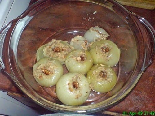 Cristina's world: Ceapa umpluta cu nuca si ciuperci