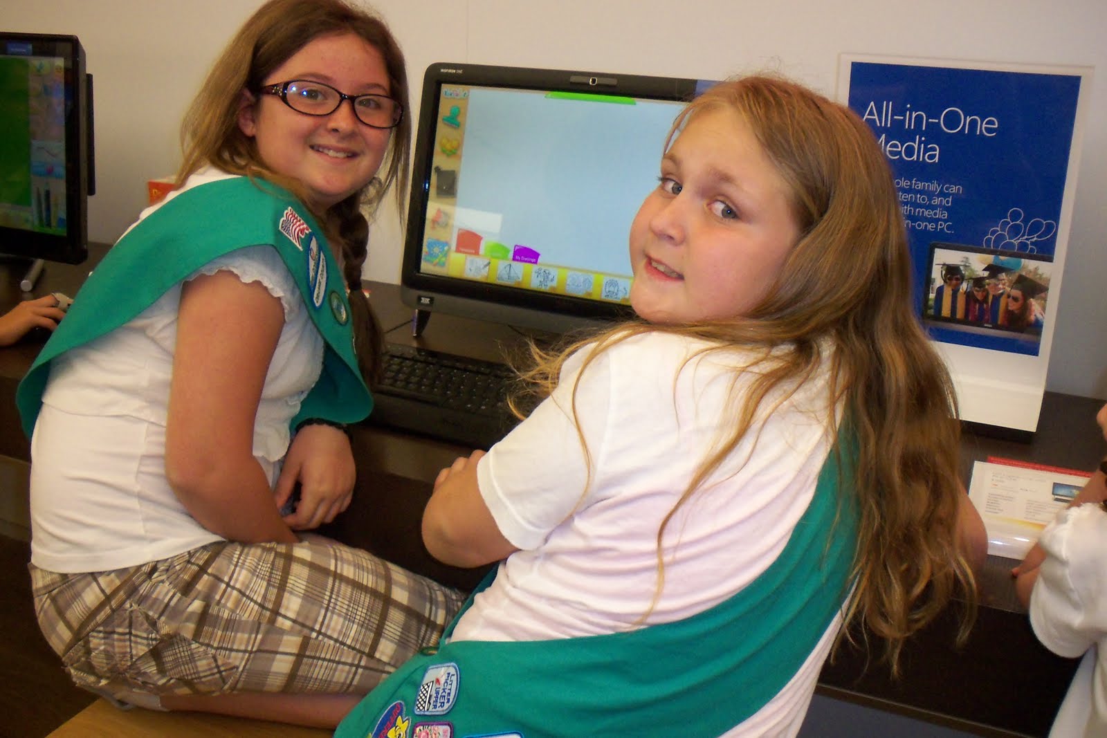 HUNTINGTON BEACH GIRL SCOUT TROOP 746: EARNING OUR COMPUTER FUN BADGE