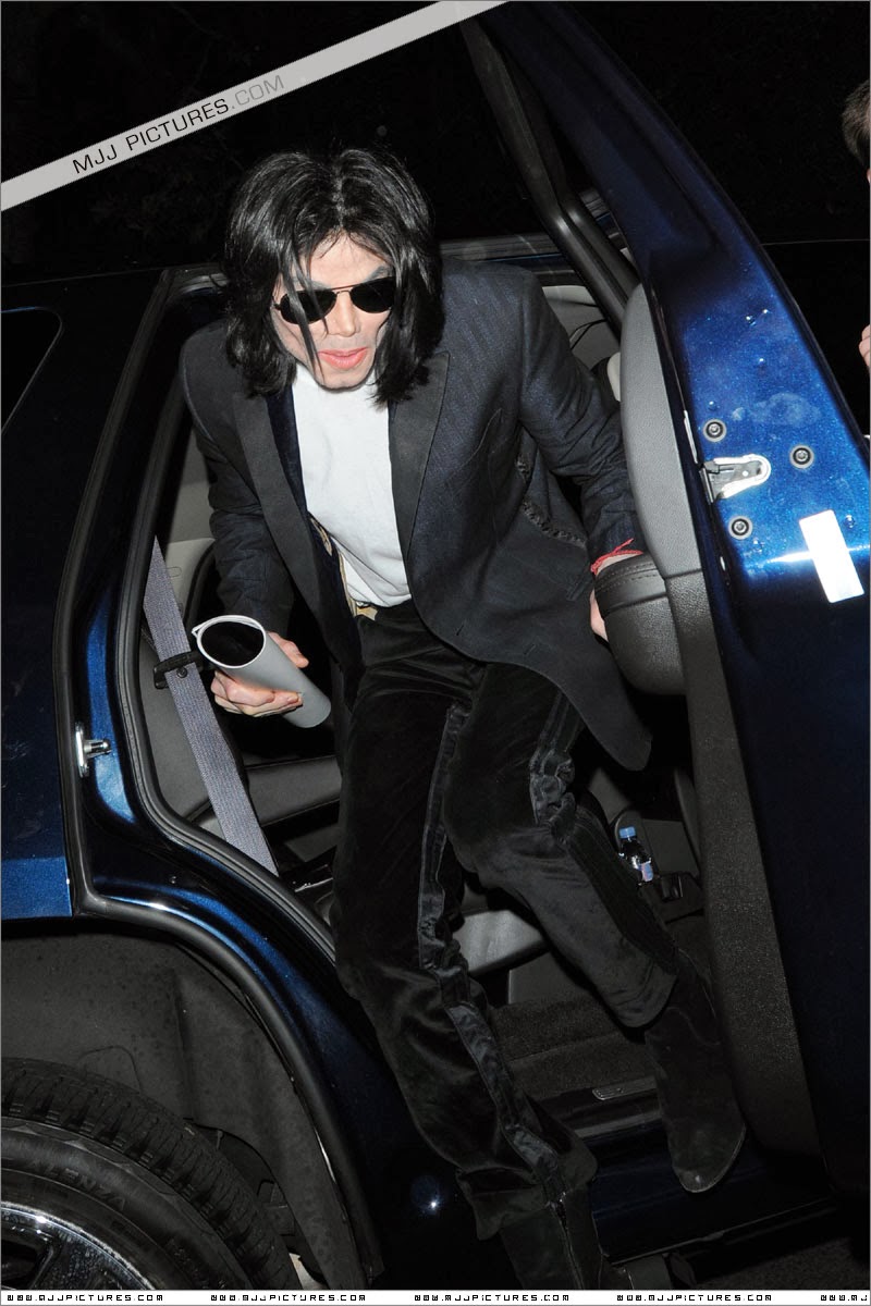 [FOTOS] Michael Jackson fazendo compras na Borders Bool - 30 de outubro ...