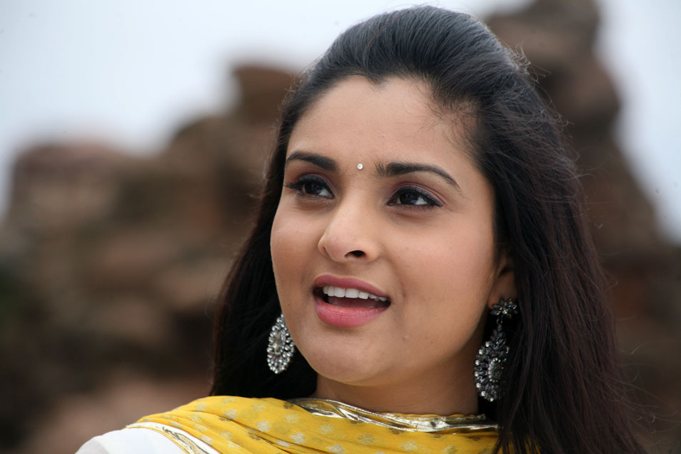 RAMYA LATEST CUTE STILLS ~ Tollywood Actress and Actor Wallpapers ...