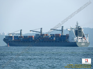 Lutetia com chaminé da HAMMONIA Reederei - Portal do Porto