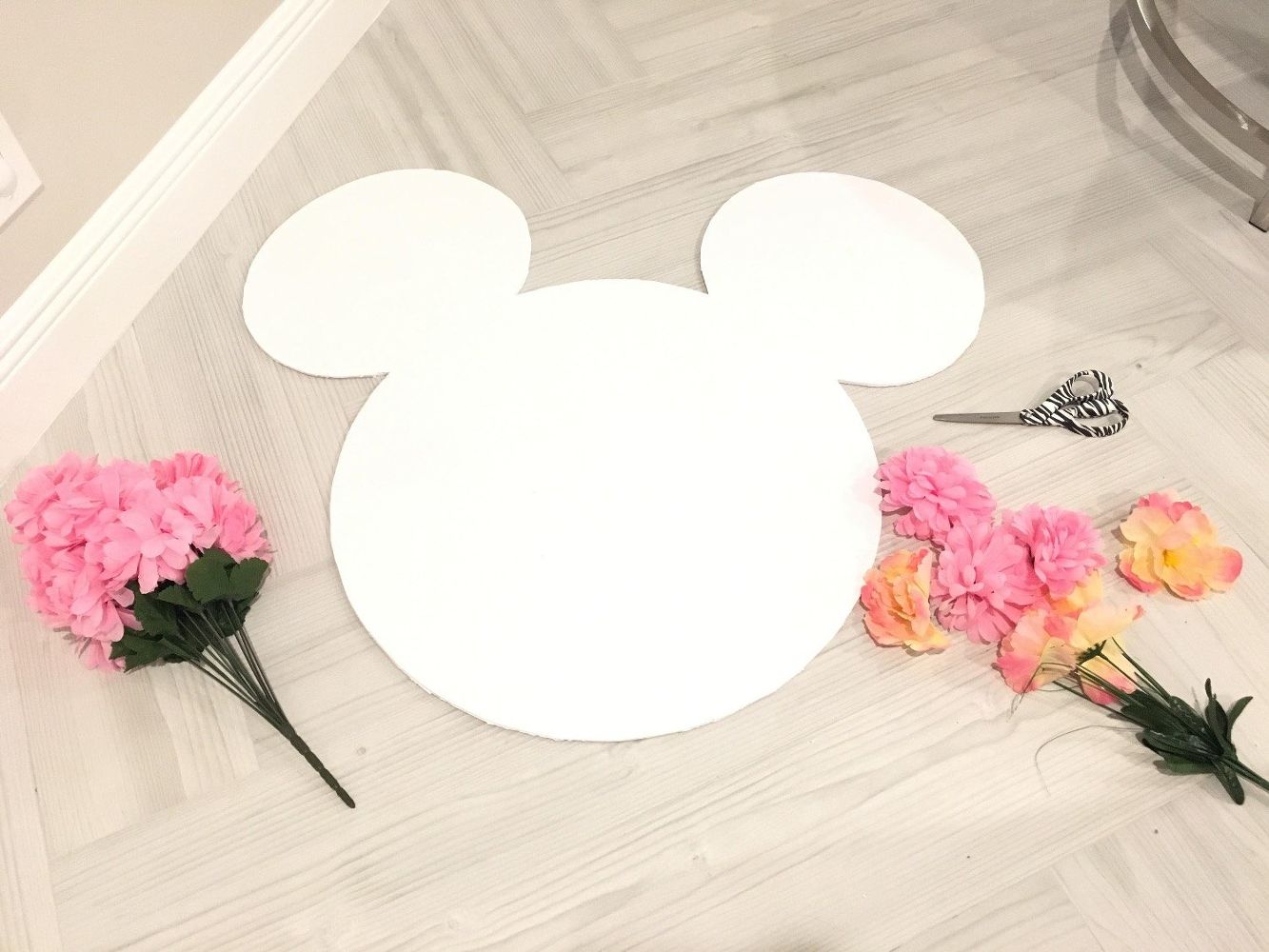 Beautiful DIY Minnie Mouse Flower Arrangement | Celebration Stylist ...