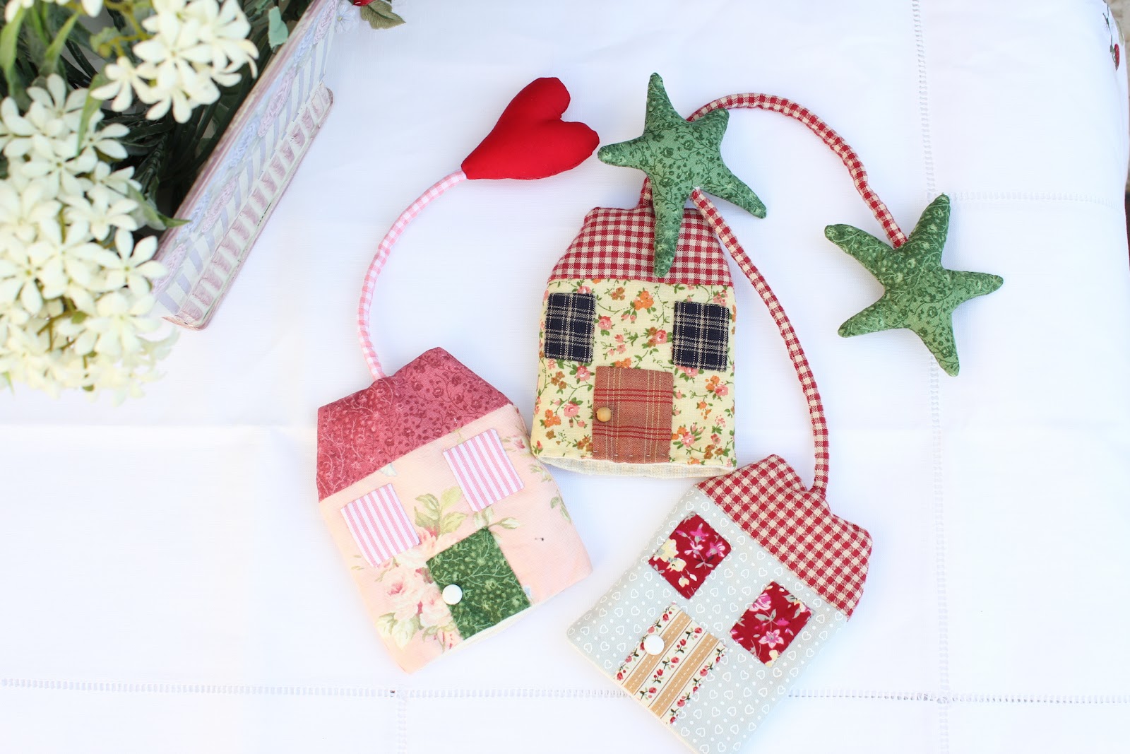 MI HOGAR DE PATCHWORK: Llaveros de casitas.