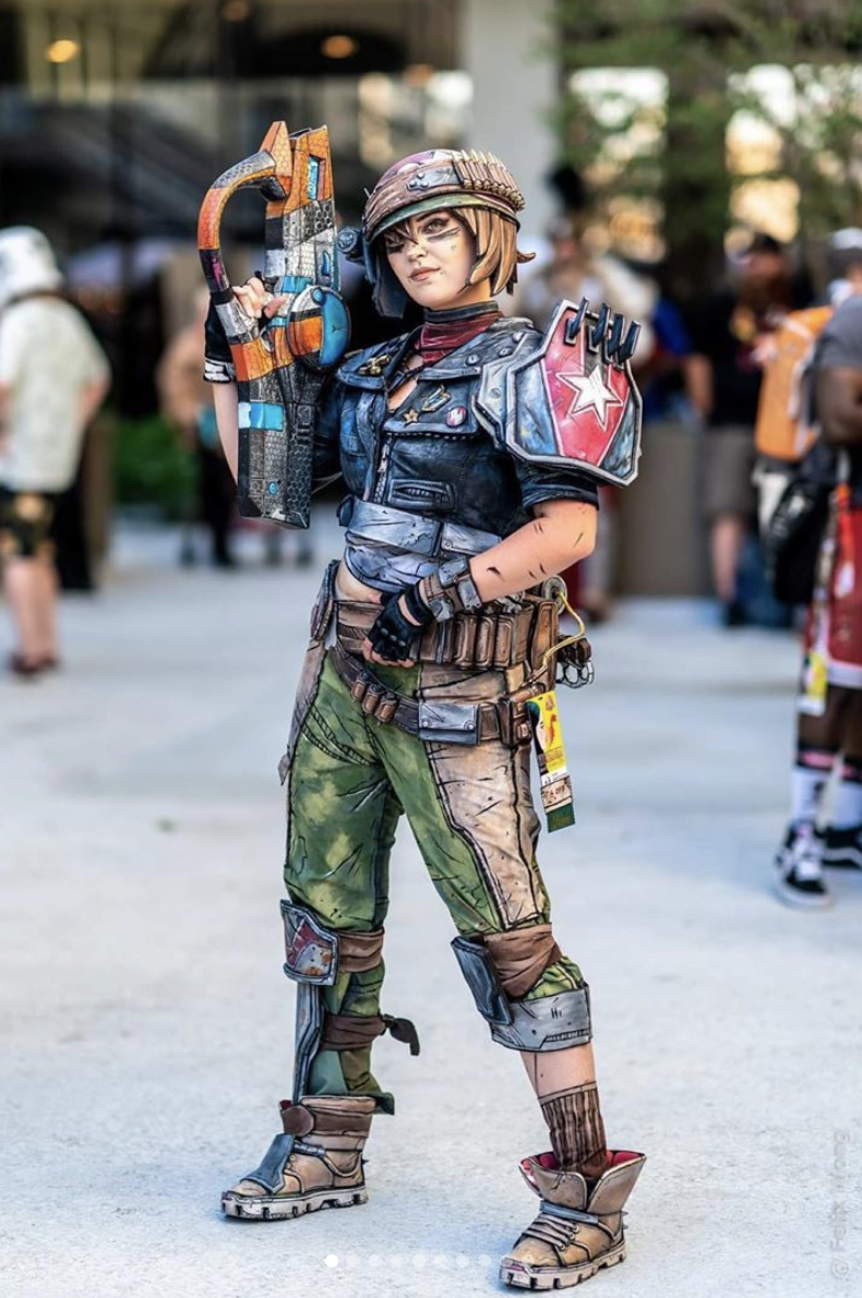 Cosplay Showcase: Goldvester Cosplay's Moze!