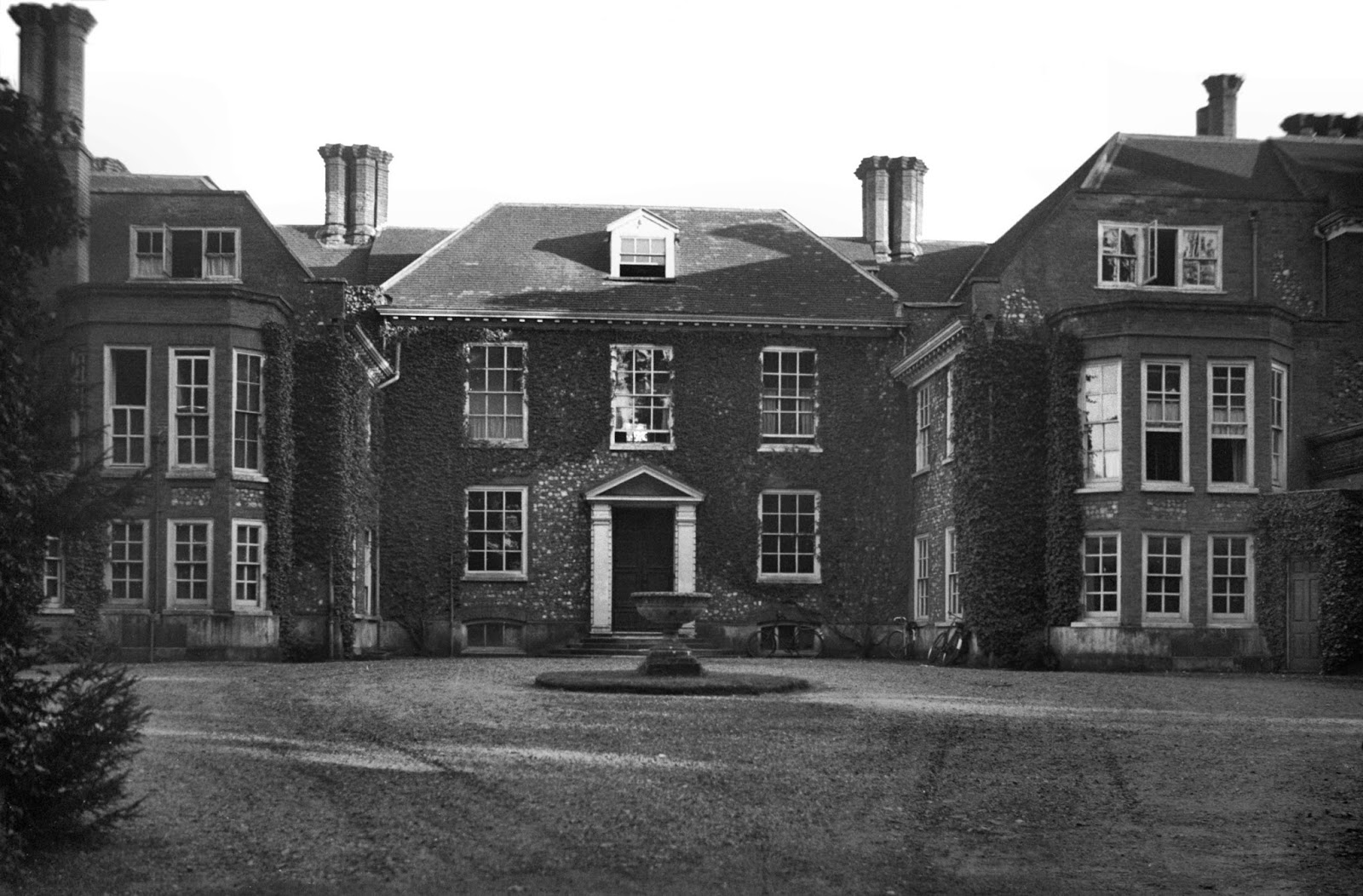 Landed families of Britain and Ireland: (306) Bacon of Redgrave Hall ...