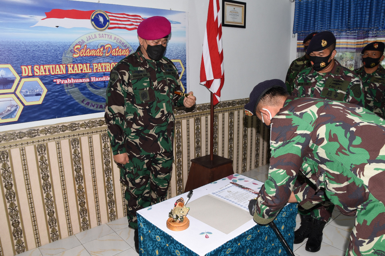 Komandan KRI, KAL Jajaran Satrol Lantamal VIII Tandatangani Pakta ...