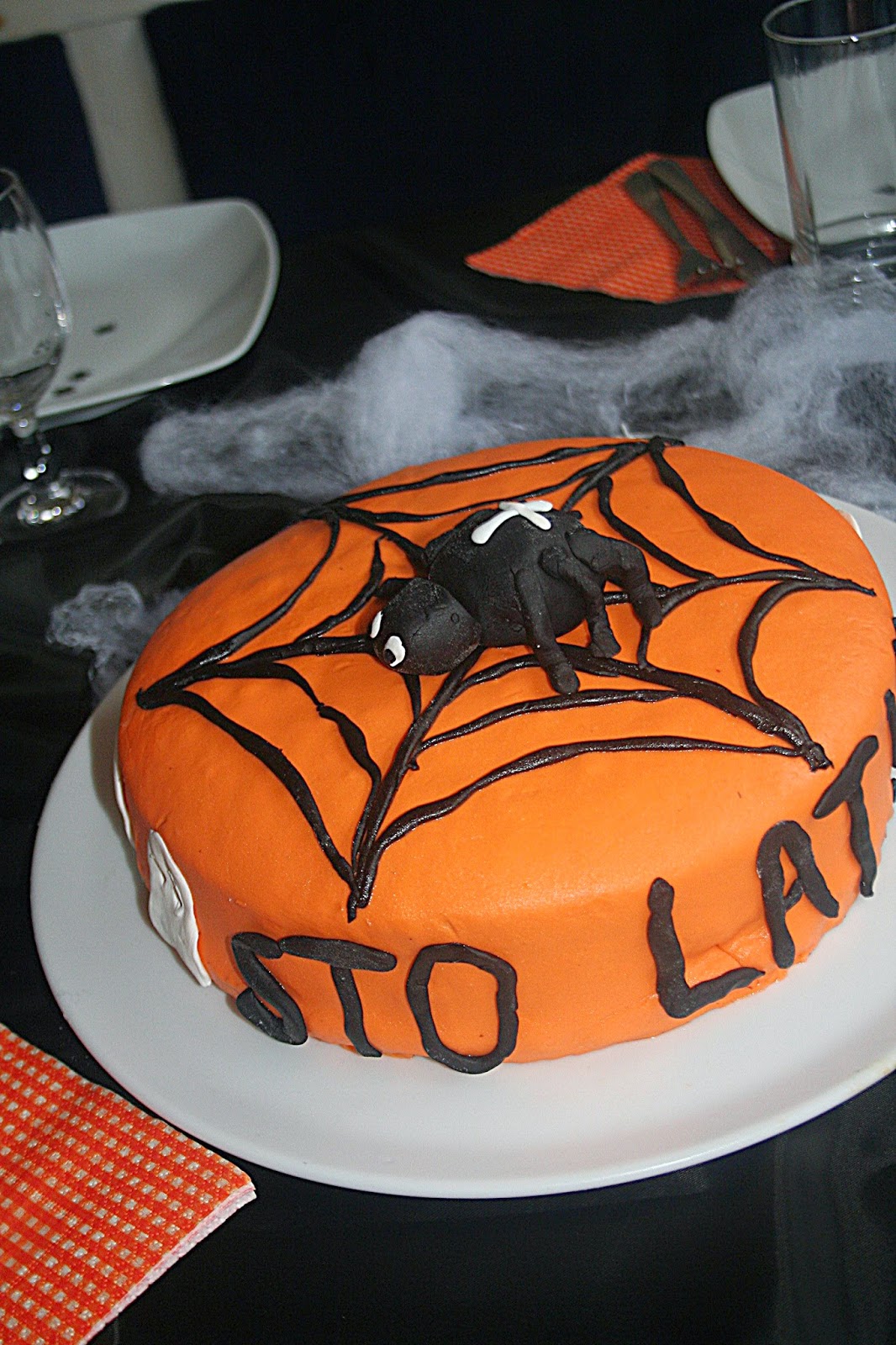 Smak życia: POMYSŁ NA STÓŁ NA HALLOWEEN,TORT I DYNIĘ FASZEROWANĄ.
