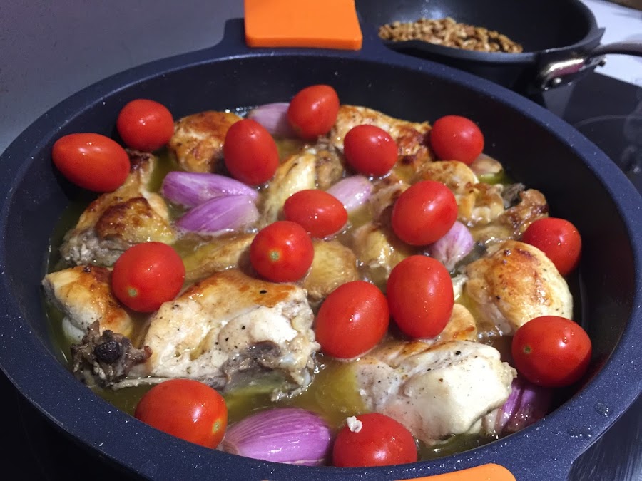 Pollo rustido con ciruelas y piñones | Cocina