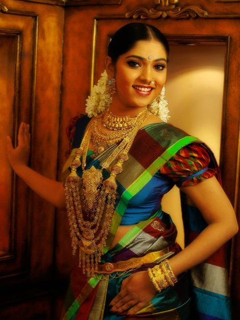 Beautiful Actress Portal: Actress Muktha Cute Stills in Saree