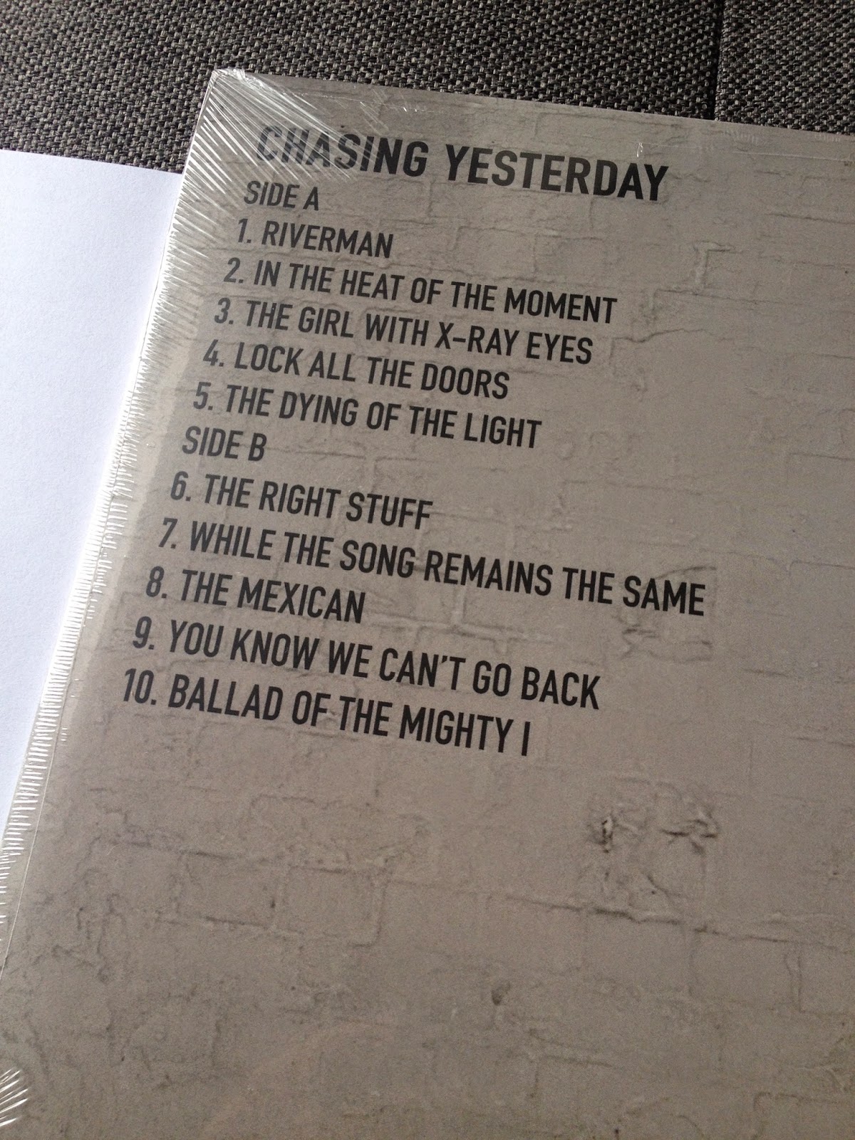 High Flying Birds Collector: Album - Chasing Yesterday (Vinyl/LP 12")