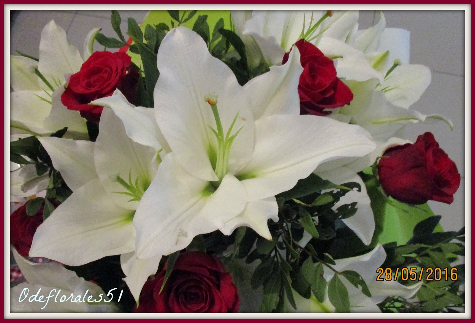 Beautés Florales : Bouquets de roses et Lys pour un jour très spécial.