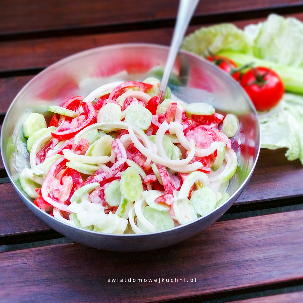 Surówka ze świeżych pomidorów i ogórków - Świat Domowej Kuchni