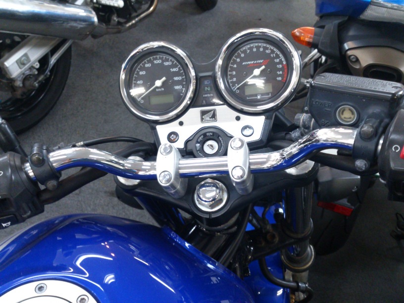 SOXさいたま中央店のブログ: CB400SF－V3 展示中！！ モリワキマフラー！！