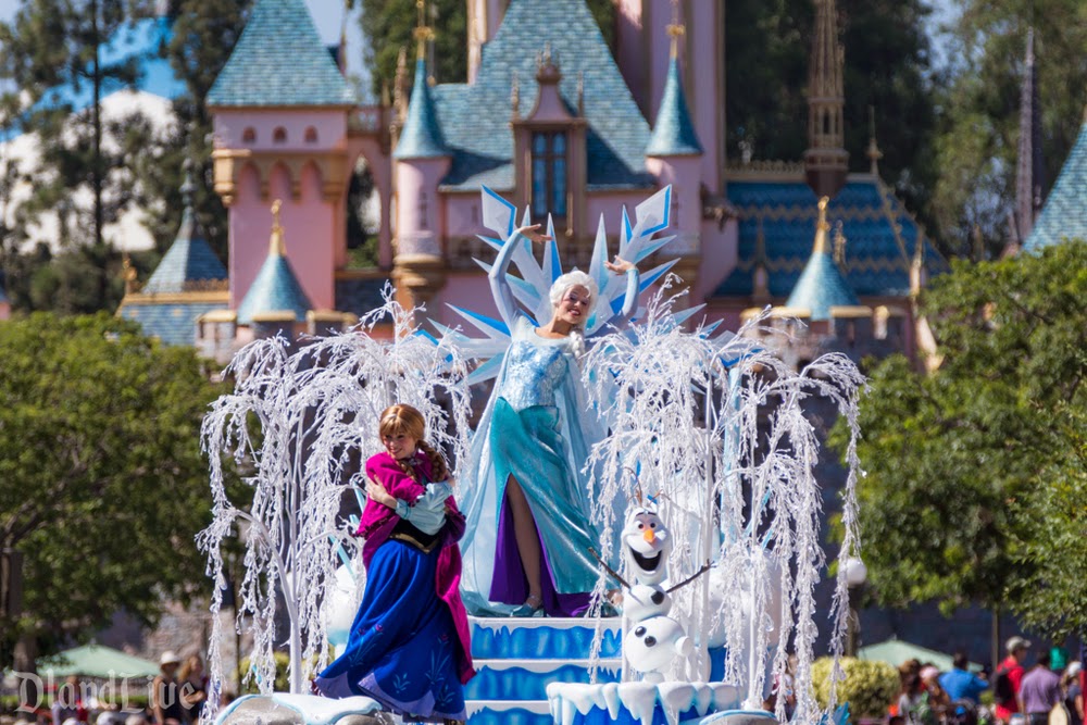 The Disney Freak's Blog: ‘Frozen’ Pre-Parade Float at Disneyland!