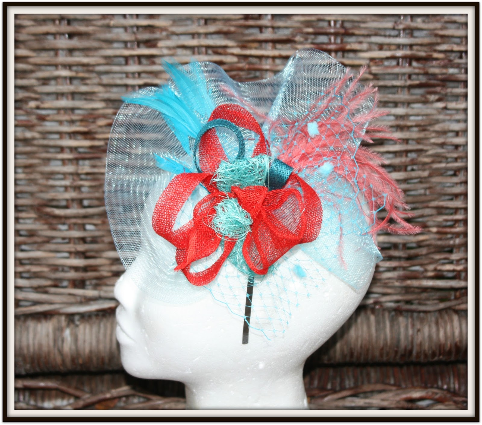 Sandunga Complementos: TOCADOS: Azul turquesa y rojo, bonita combinación