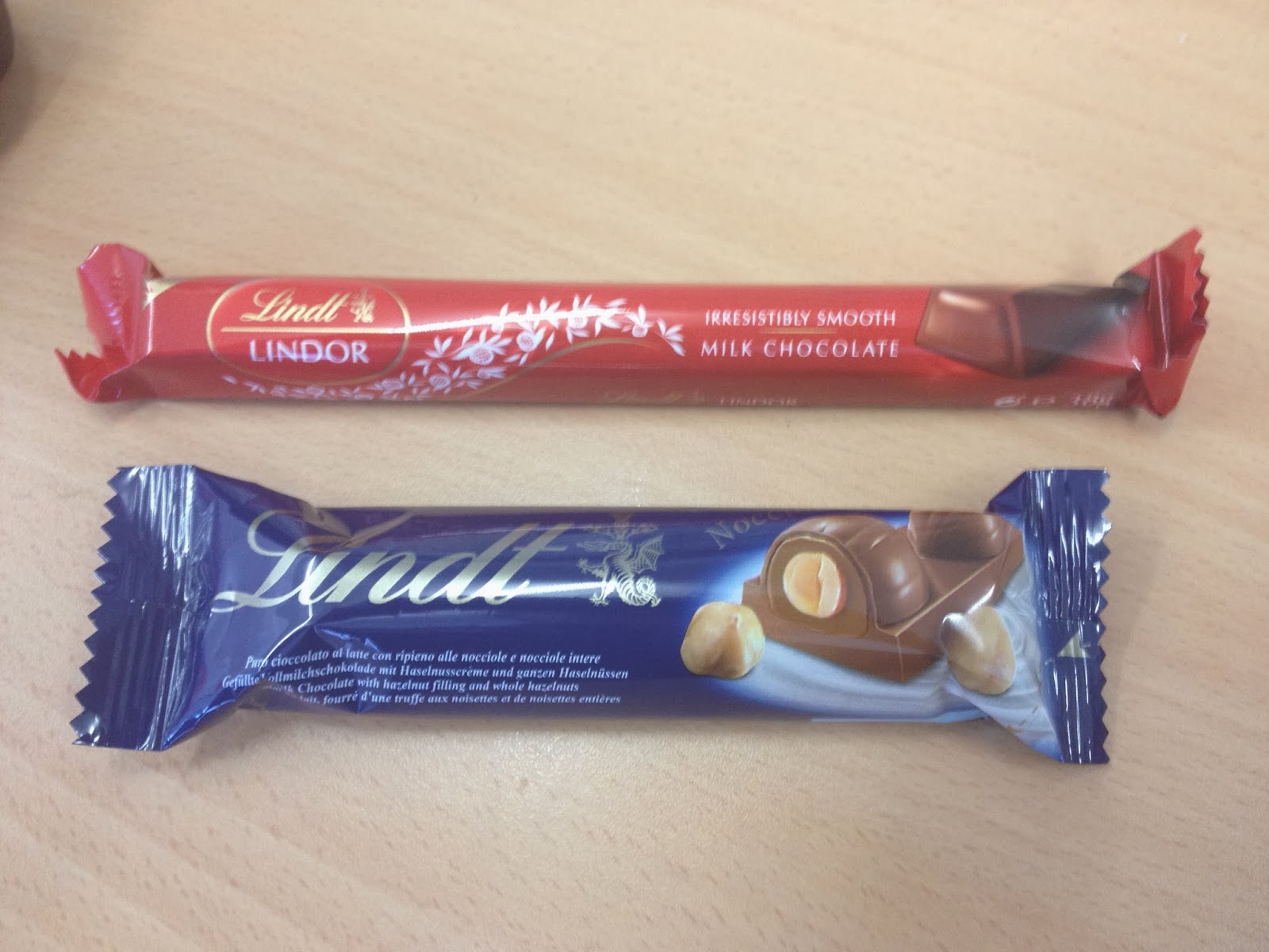 A Review A Day: Today's Review: Lindt Lindor & Nocciolatte Bars
