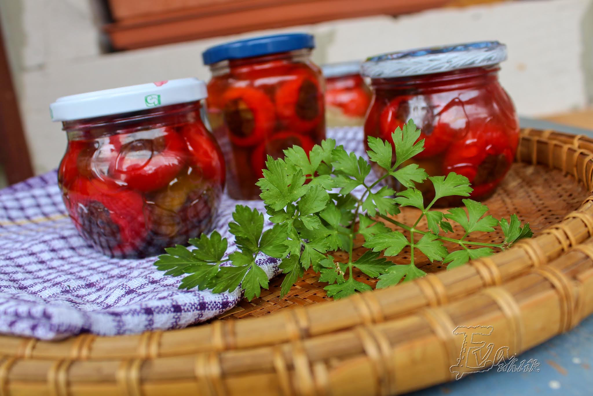 o varení...: Feferónky s hrozienkami v medovom náleve