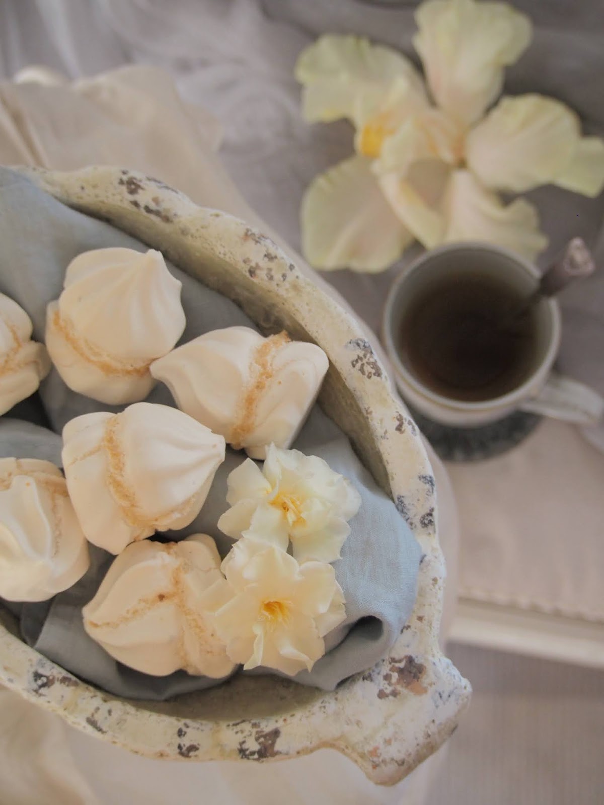 A whisper from the almond valley: Meringues & Lemon Tea