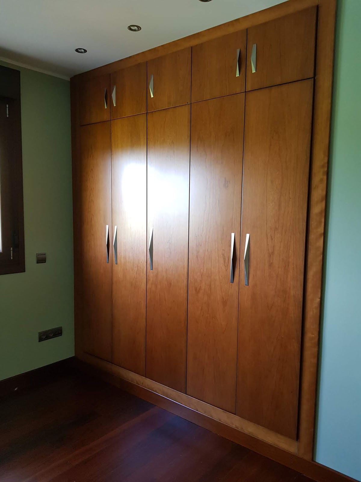 CARPINTERO FERNANDO G. CALLEJA: ARMARIO CEREZO CON ALTILLO