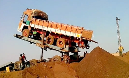 Mobil Truk Pengangkut Pasir Tetap Garang Segala Kondisi Jalan