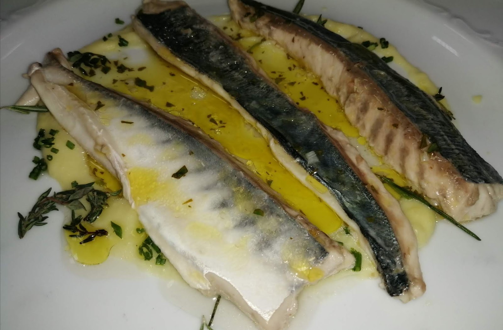 Txitxarro al horno con vinagreta de Txakoli y ajo dulce. Juan Mari ...