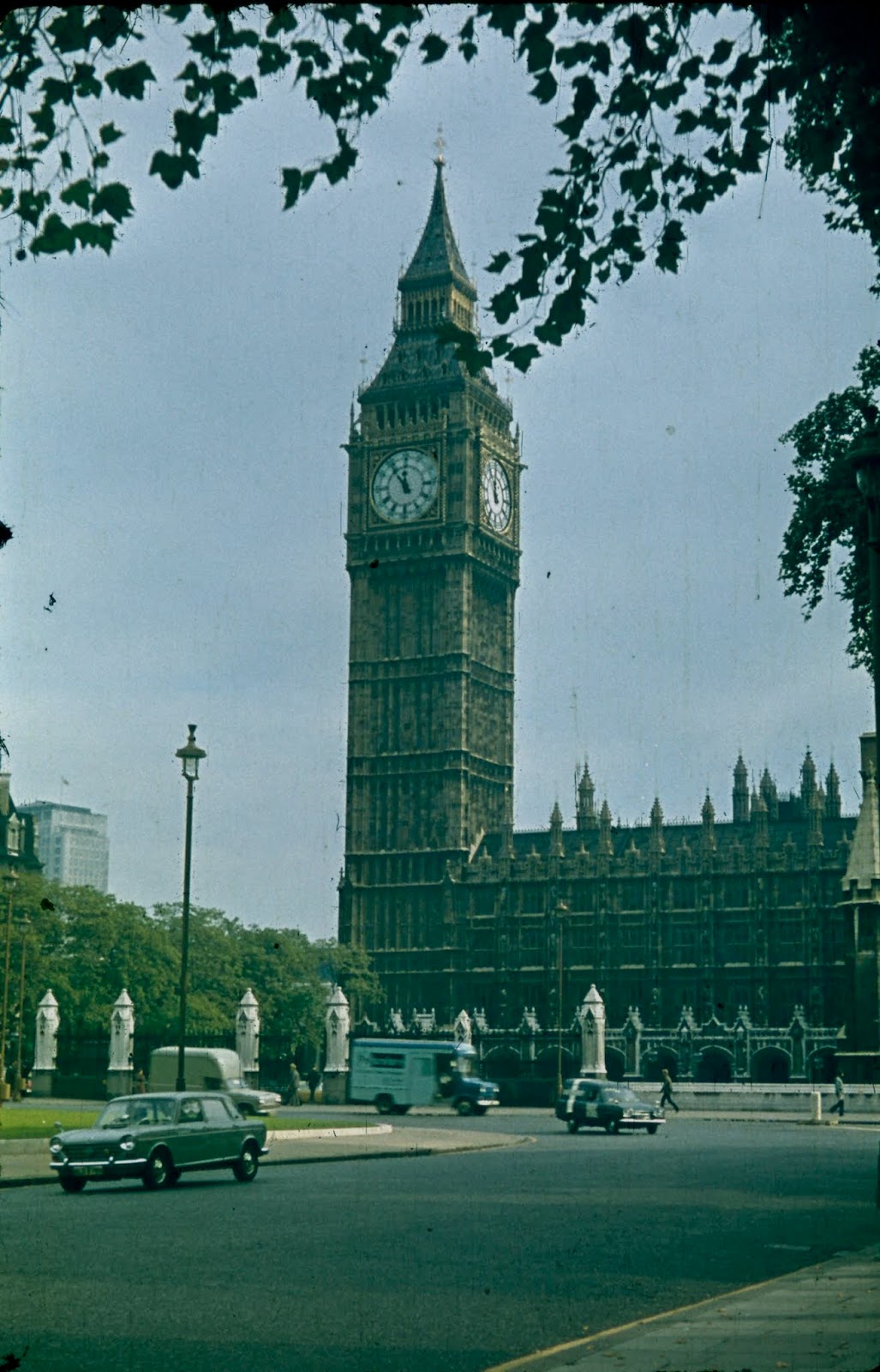27 Fascinating Color Photographs That Capture Street Scenes of London ...