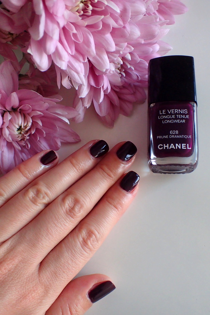 Julia Nacheva : CHANEL 628 PRUNE DRAMATIQIE NAIL POLISH