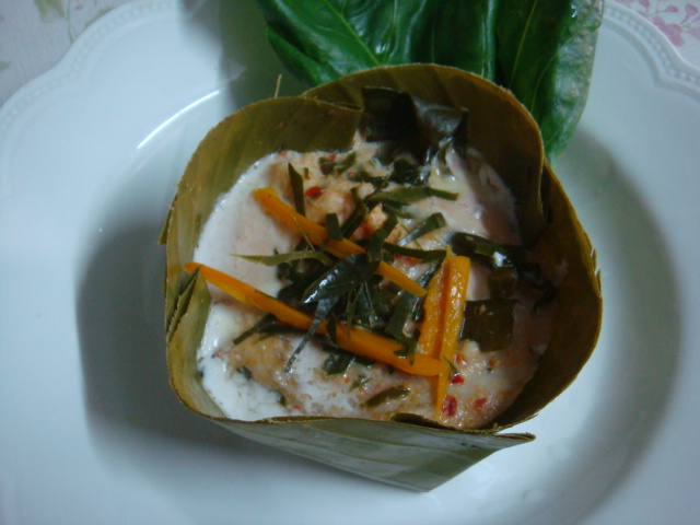Hor Mok Pla ( Steamed Fish Fillet in Red Curry )