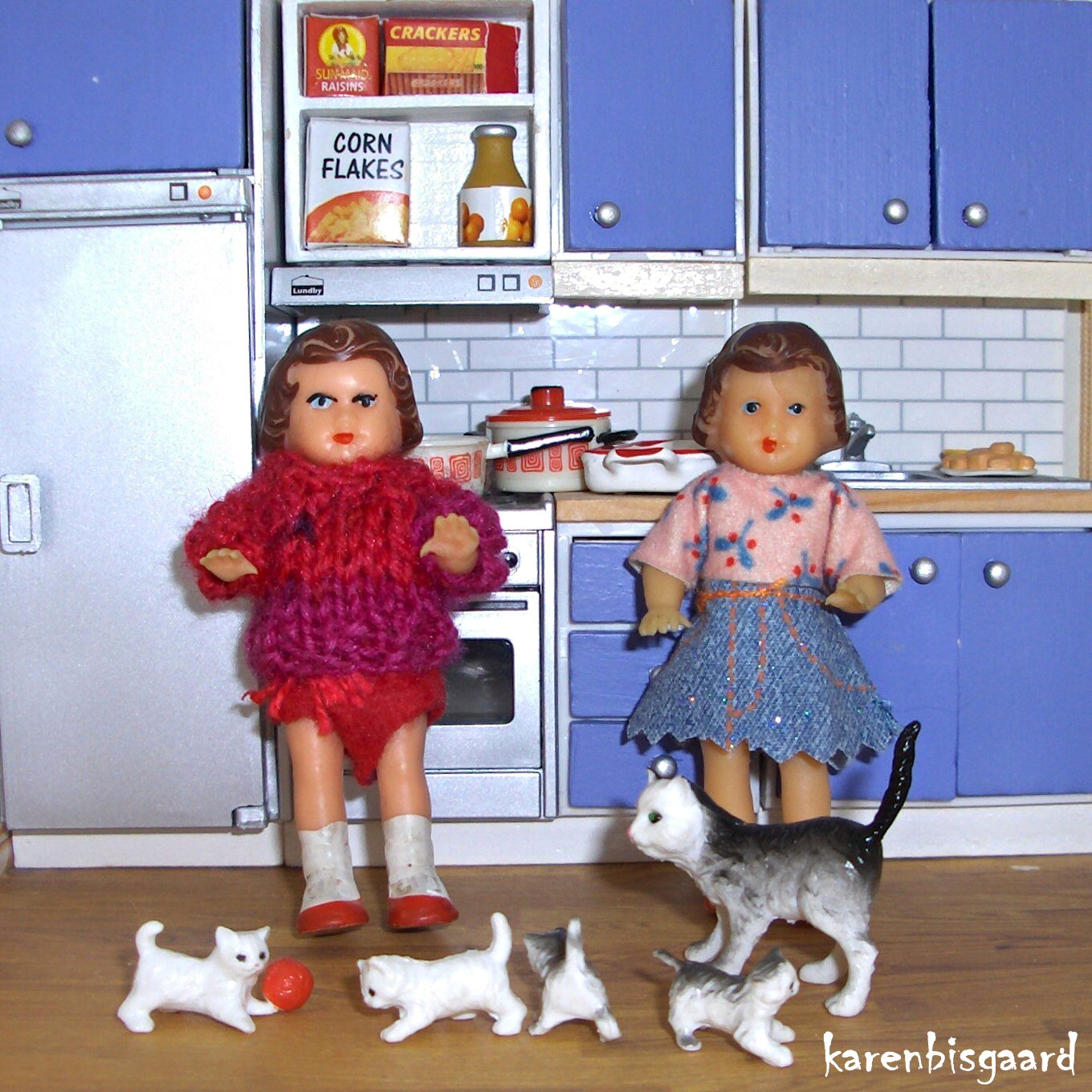 Karen`s Vintage Dolls Photography.: Small Ari doll family in Lundby ...