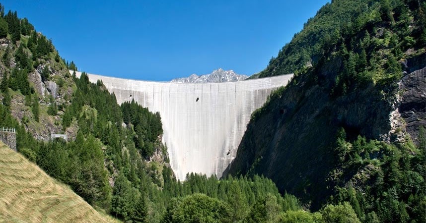 Sports climbing up the Luzzone dam | Expat with Kids
