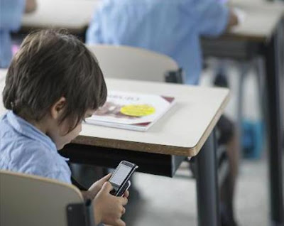 Telefon bimbit di sekolah: Kerajaan perlu tegas ~ Cg Azmi