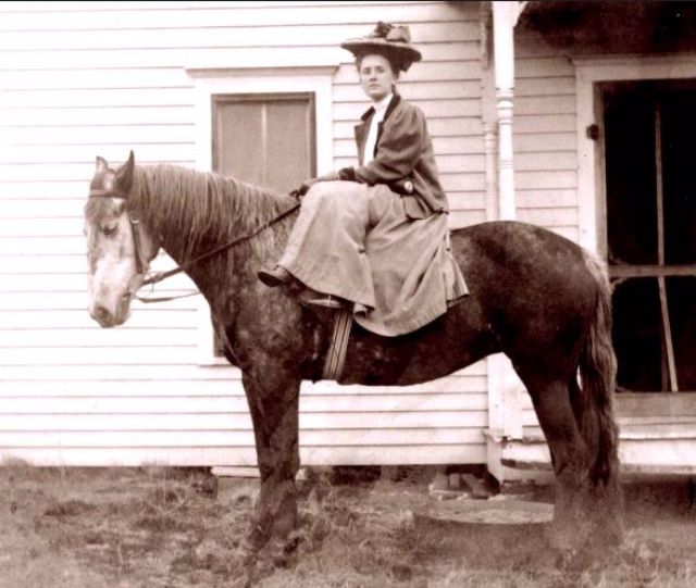 22 Amazing Vintage Photographs of Women Riding Side-Saddle From the ...