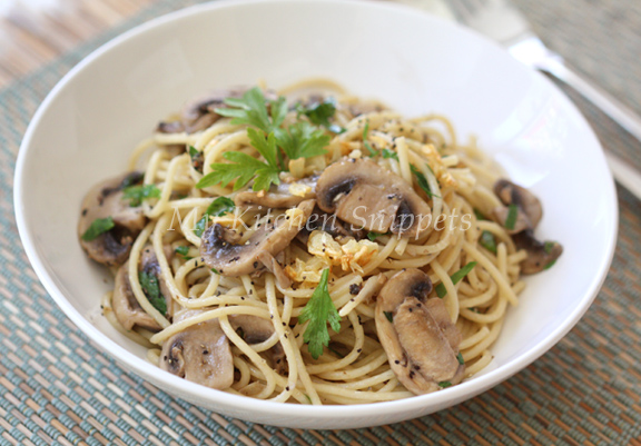 My Kitchen Snippets: Spaghetti Aglio Olio with Mushroom