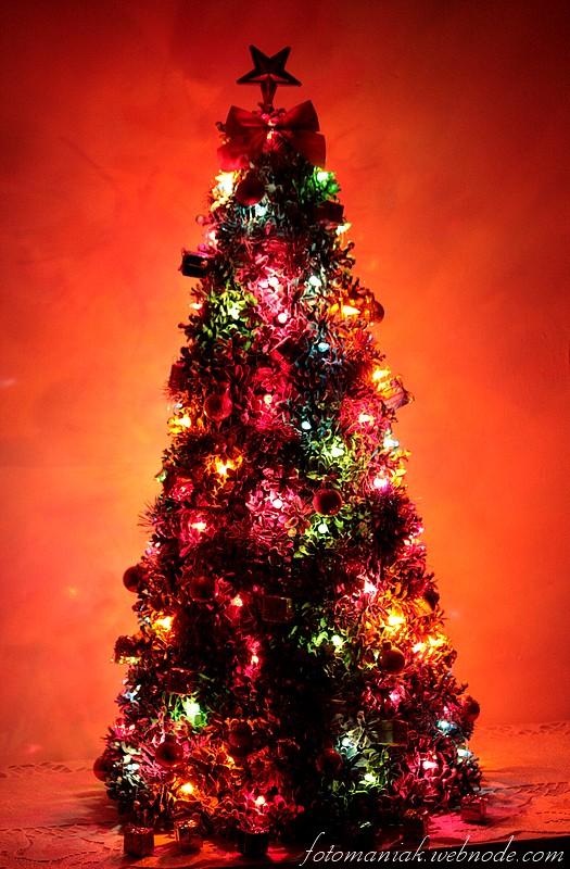 Duża choinka z szyszek ze światełkami